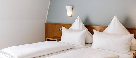 Quarto Duplo Deluxe, 1 cama queen-size, não fumadores | Secretária, secretária adequada para computadores portáteis