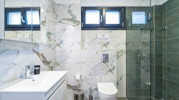 Villa Deluxe, vista para a piscina | Casa de banho
