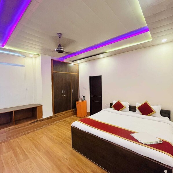 Quarto Duplo Deluxe | Roupa de alta qualidade, Wi-fi grátis, roupa de cama fornecida 