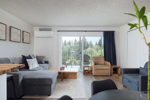 Condo, várias camas, sacada, vista para o rio (At the River) | Área de estar | TV de tela plana 42 polegadas com canais digitais