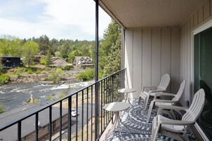Condo, várias camas, sacada, vista para o rio (At the River) | Vista do quarto