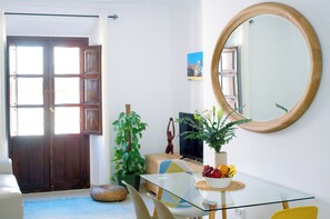 Apartamento en planta superior | Sala de estar | TV de ecrã plano 
