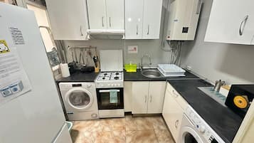 Geladeira, micro-ondas, cooktop, torradeira