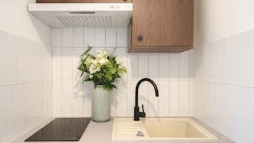 Apartamento superior, vista para o pátio | Cozinha privada | Máquina de café expresso, chaleira elétrica, torradeira, freezer