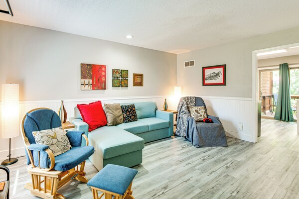 Shop, Dine & Unwind: Walkable Overland Park Home - Kansas City, MO