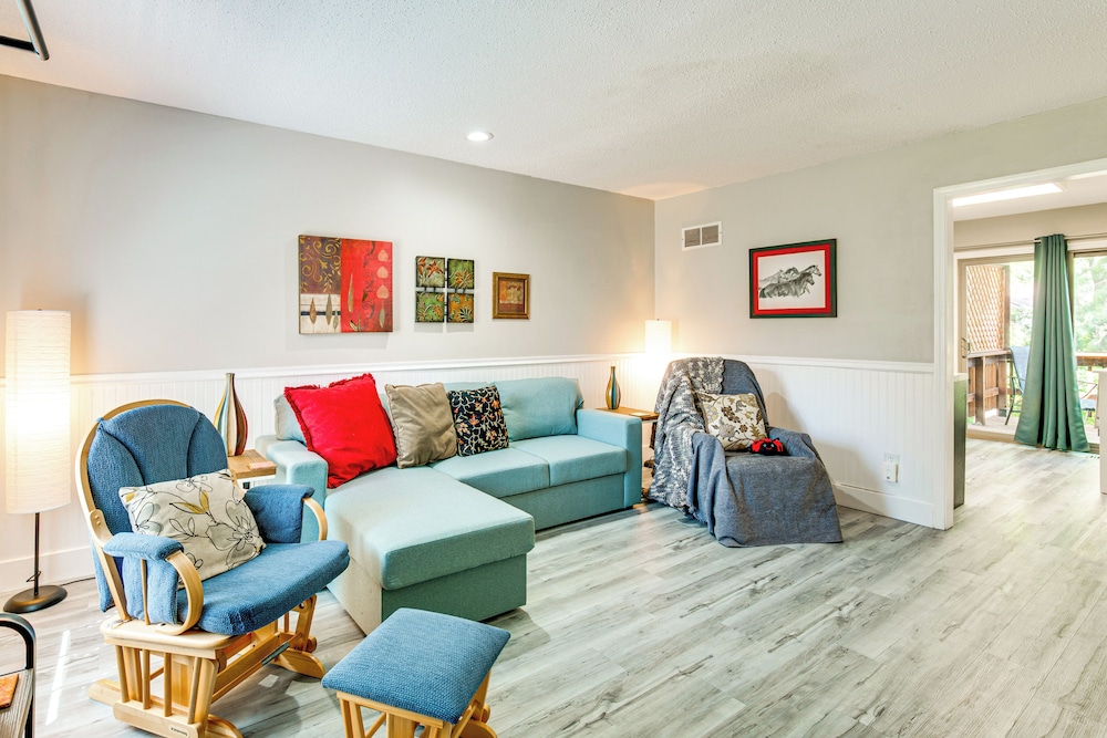 Shop, Dine & Unwind: Walkable Overland Park Home - Kansas City, MO