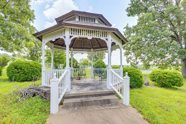 Pool, Lake & Patio: Sweeping De Soto Estate - Washington State Park, DeSoto