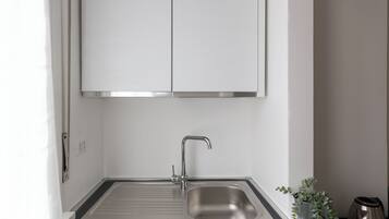Apartamento conforto, sacada | Cozinha privada | Geladeira, cooktop, lava-louças, máquina de café expresso