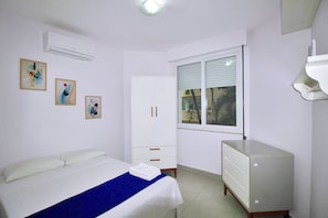 Quarto com cama, guarda-roupa e penteadeira.