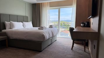 Quarto Duplo ou Twin de Luxo, casa de banho anexa, vista para o mar (Balcony) | Ferro/tábua de engomar, Wi-fi grátis, roupa de cama fornecida