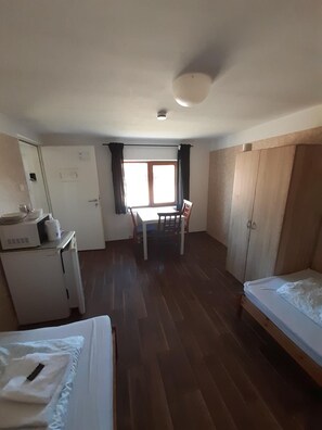 Quarto duplo | Individualmente mobiliados, ferros/tábuas de passar roupa