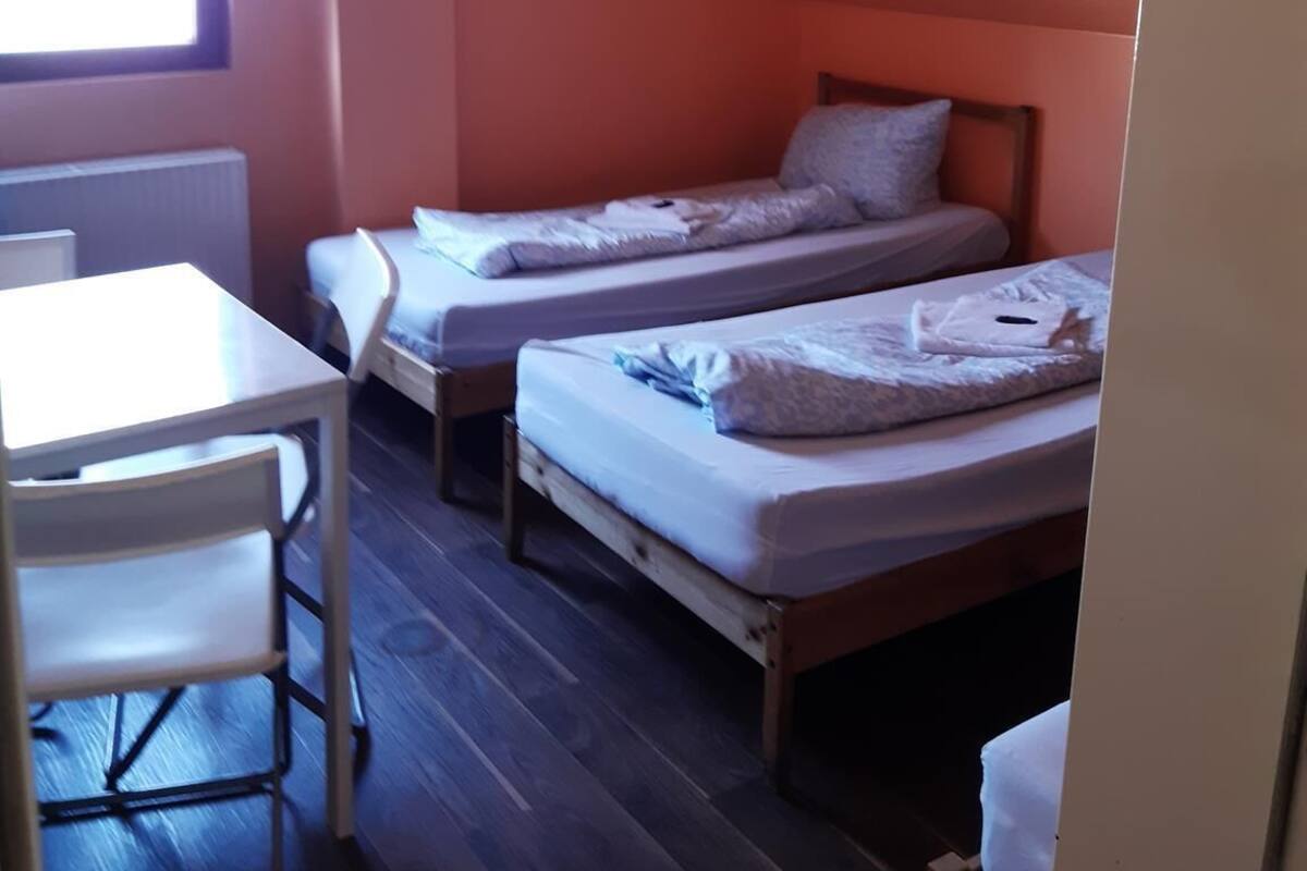 Quarto triplo | Ferros/tábuas de passar roupa, Wi-Fi de cortesia