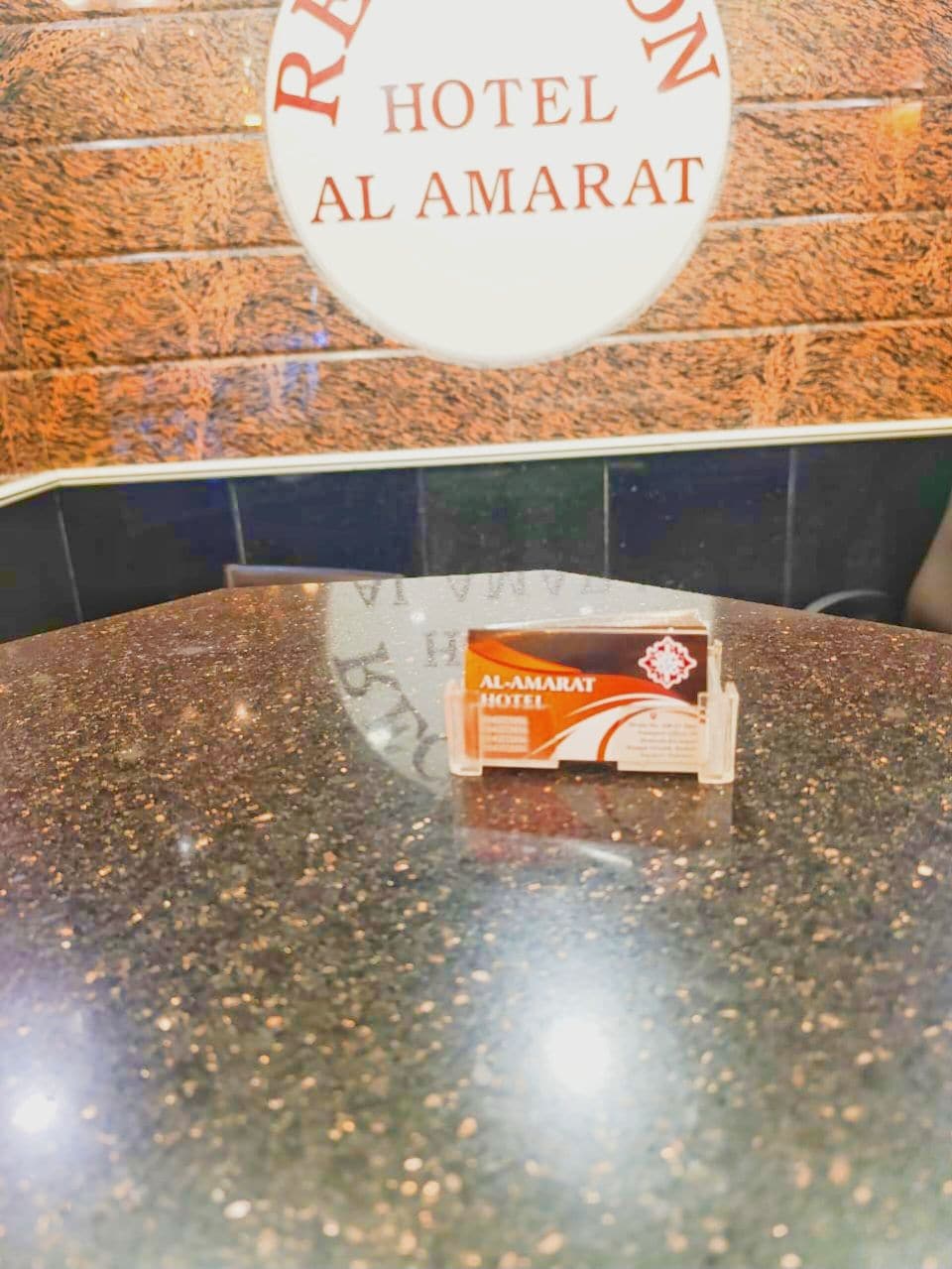 Uma receção com a placa do Hotel Royal Amarat.