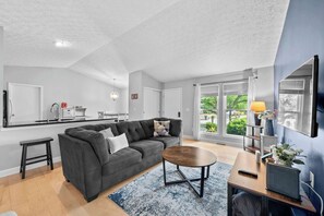 Casa, várias camas, pátio, vista para o jardim (The Suburban Nest) | Sala de estar | Televisor de ecrã plano de 42 polegadas com canais digitais