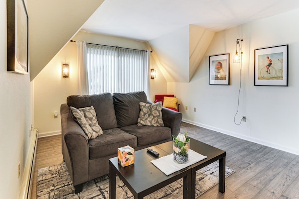 Walk To Town: Charming Unit W/ Balcony In Bedford! - Bedford, PA