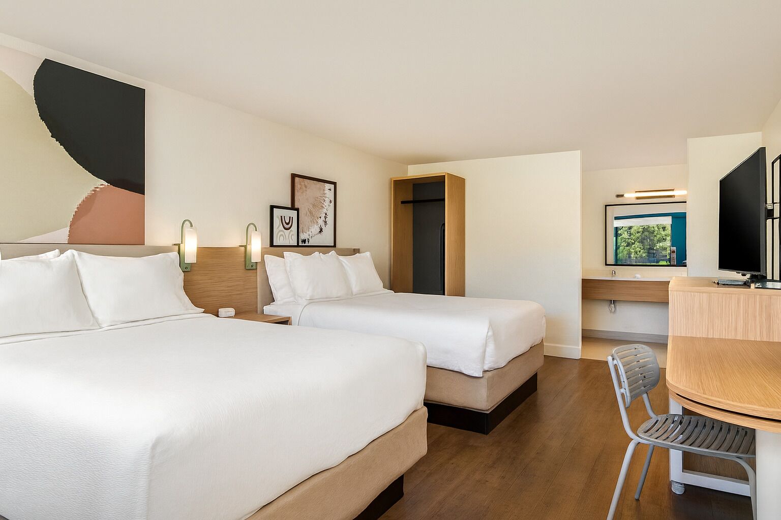 Relaxing Beach Retreat! King Stay W/ Free Breakfast & Outdoor Pool Access! - Hilton Head Island, SC