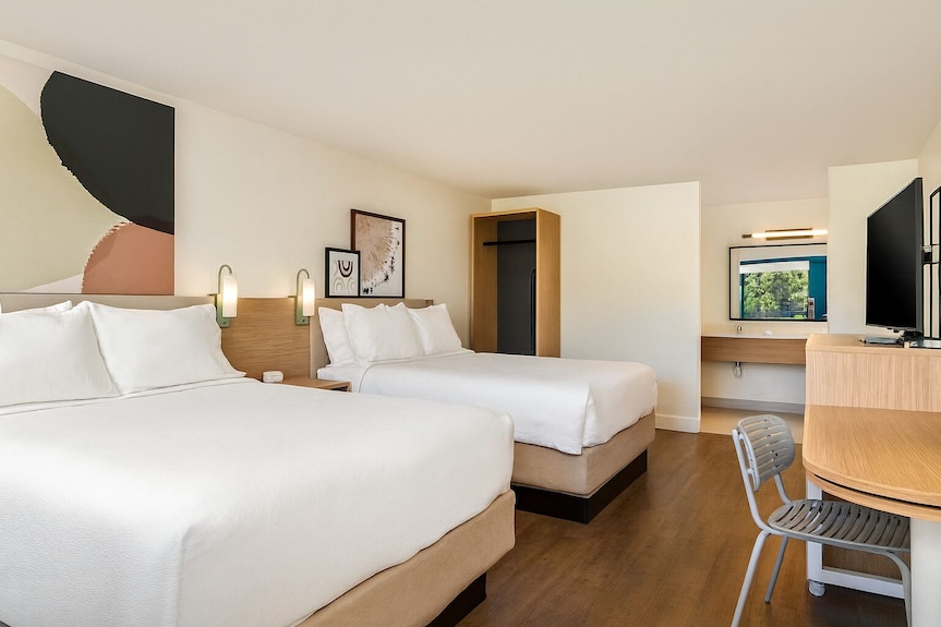 Relaxing Beach Retreat! King Stay W/ Free Breakfast & Outdoor Pool Access! - Hilton Head Island, SC