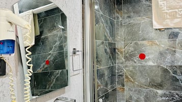 Suite-Estúdio Familiar, pátio | Casa de banho | Uma combinação polibã/banheira, um secador de cabelo