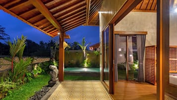 Vila superluxo, piscina particular, vista para o jardim | Roupas de cama de algodão egípcio, roupas de cama premium