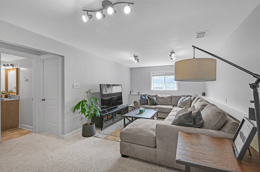 New! Modern Retreat With Private Pool & Yard - Orland Park, IL