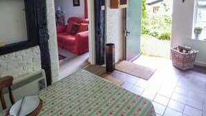 Quarto com cama, sofá vermelho, armário de madeira e vista para o exterior.