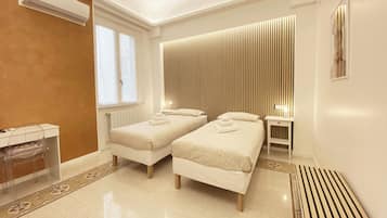 Quarto Duplo ou Twin Deluxe, vista para o pátio | Secretária, secretária adequada para computadores portáteis