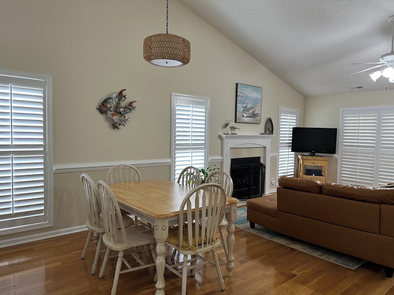Escape To Basils Beach Bungalow, A Charming 3bed 2bath In Beautiful Oak Island. - Long Beach, NC