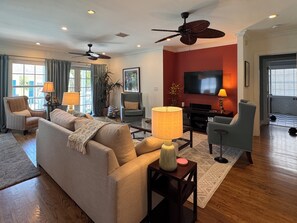 Casa Tradicional, 3 quartos, vista para o jardim | Sala de estar | Smart TV de 55 de polegadas com canais digitais, Netflix, Hulu