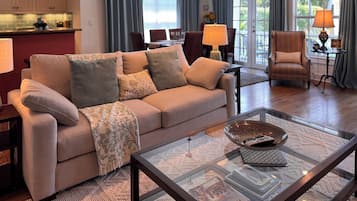 Casa Tradicional, 3 quartos, vista para o jardim | Sala de estar | Smart TV de 55 de polegadas com canais digitais, Netflix, Hulu