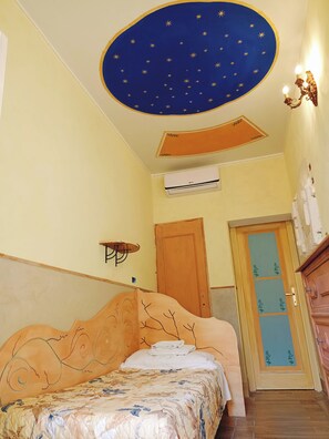 Quarto solteiro clássico, vista para a cidade | Individualmente decorados, individualmente mobiliados, cortinas blackout