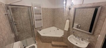 Suite de Luxo, Vista para a cidade | Casa de banho | Uma combinação polibã/banheira, artigos de higiene pessoal grátis