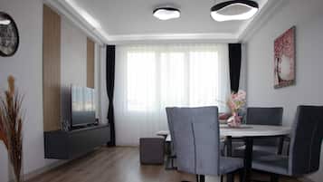 Apartamento, 2 quartos, acessível, vista para o jardim | Sala de jantar