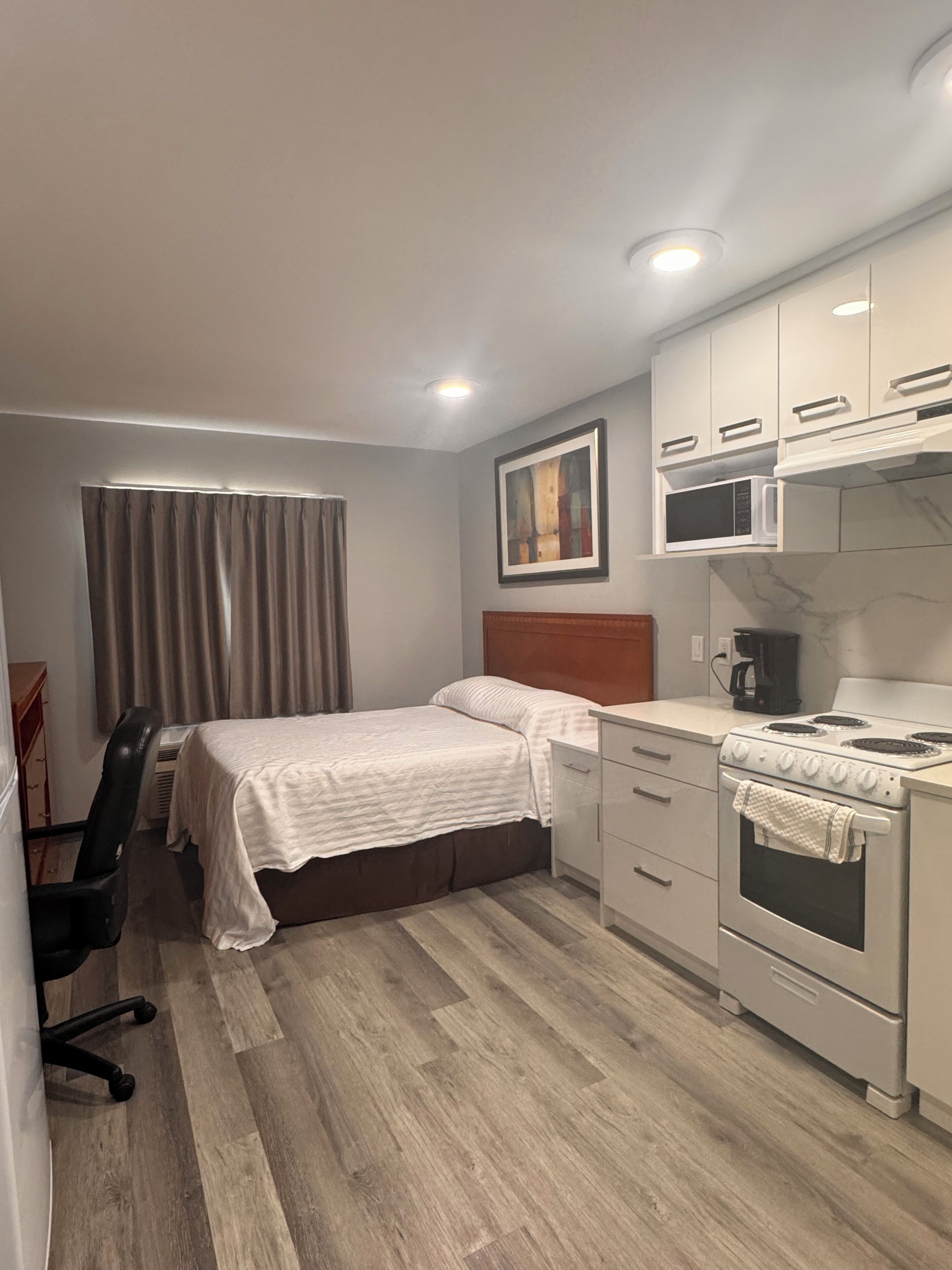 Quarto standard, 1 cama de casal, banheira adaptada, não aceita animais de estimação | Wi-Fi de cortesia, roupa de cama