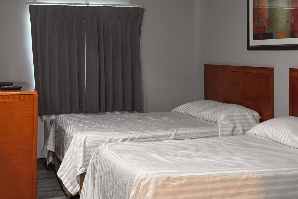 Quarto casal família, para não fumantes, banheiro privativo | Wi-Fi de cortesia, roupa de cama