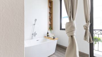 Quarto luxo, 1 cama Queen, vista para a cidade | Escrivaninha, Wi-Fi de cortesia