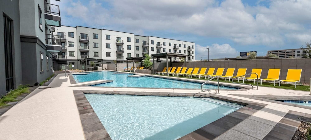 Landing Phoenix Warehouse District - Phoenix, AZ