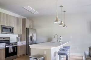 Apartamento, 1 quarto | Cozinha privada | Um micro-ondas, um forno, uma placa de cozinha 