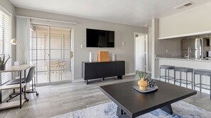 Apartamento, 1 quarto | Sala de estar | Smart TV de 50 polegadas com canais digitais