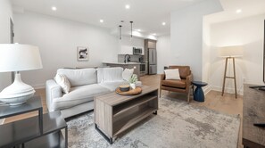 Apartamento, 1 quarto | Sala de estar | Smart TV de 50 polegadas com canais digitais