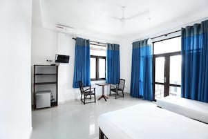 Quarto Triplo Deluxe, varanda, vista para a piscina | Secretária, Wi-fi grátis 