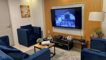 Condo conforto, 2 quartos, sacada, vista para a cidade | Área de estar