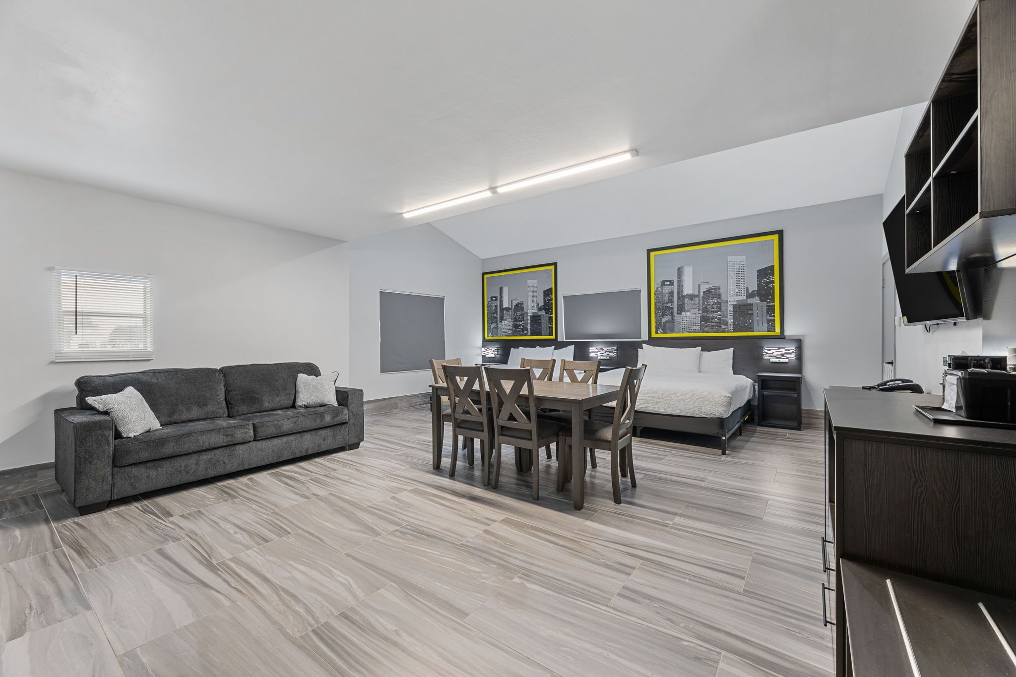 Suíte família, várias camas, para não fumantes | Área de estar | Smart TV