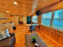 Casa de campo, 1 cama Queen, vista para o lago | Wi-Fi de cortesia, roupa de cama