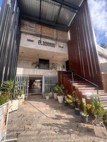 Um edifício com uma placa indicando 'EL DORADO CASINO' e uma escadaria que leva a uma entrada.