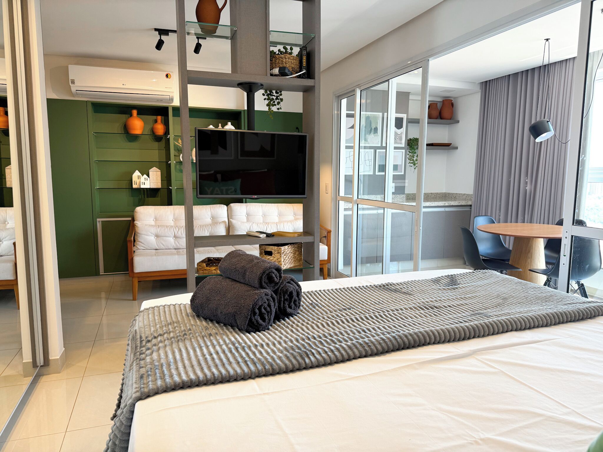 Apartamento luxo, 1 cama Queen, sacada, vista para a cidade | Wi-Fi de cortesia