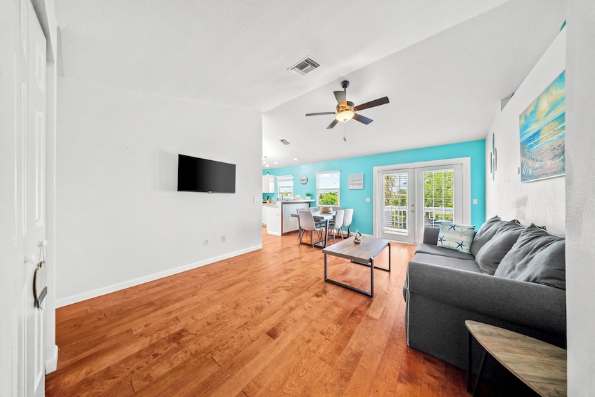 Kayaks, Bikes & Pool, 3 Min To The Beach - Fort Pierce, FL