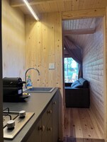 Cabana de Madeira Standard, vista para o jardim | Cozinha privada | Uma placa de cozinha, utensílios de cozinha 