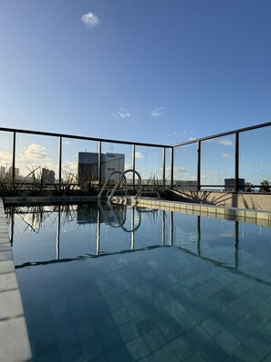 Estúdio de Luxo | Piscina | Piscina exterior, da(s) 8:00 à(s) 22:00, espreguiçadeiras