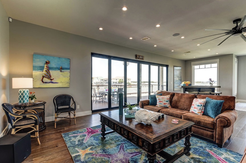 Beautiful Spacious 4 Bedroom House On The Lake. Gorgeous Pool And Amazing Views! - Kemah Boardwalk, Kemah