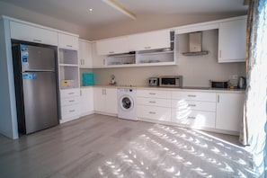 Apartamento de Luxo | Cozinha privada | Um frigorífico, uma placa de cozinha, uma cadeira de bebé, Congelador
